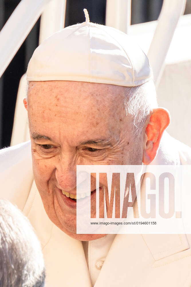 Pope Francis aboard pope-mobile through the crowd at the Cathedral ...