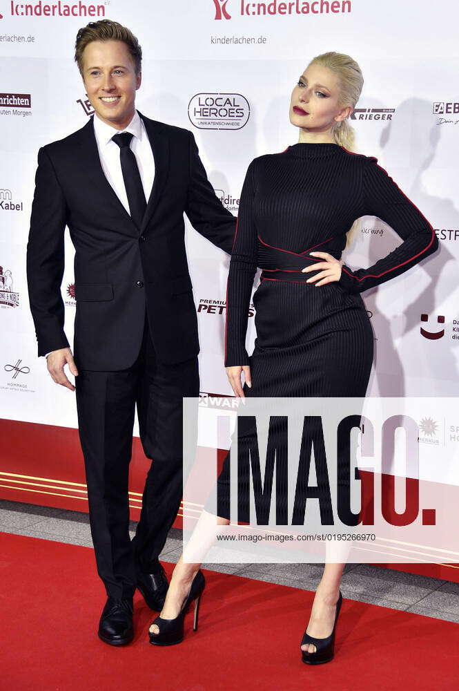 Daniel Sommer und Marie Reim bei der 18. Kinderlachen-Gala 2022 in der ...