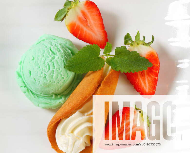 Czech cream-filled gingerbread cookie (Stramberk ear) with fresh ...