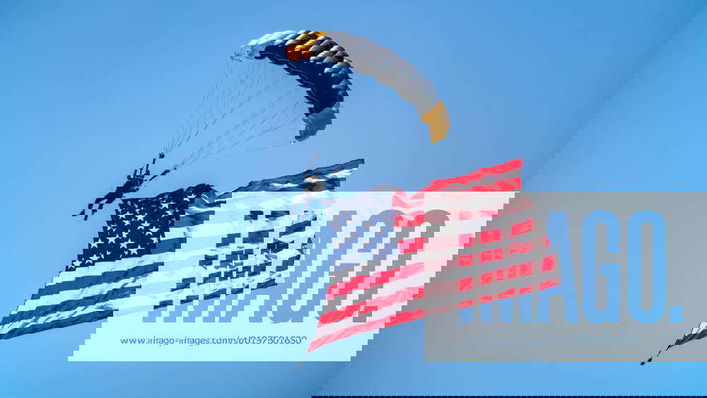 The U.S. Special Operations Command (USSOCOM) Para-Commandos perform a ...