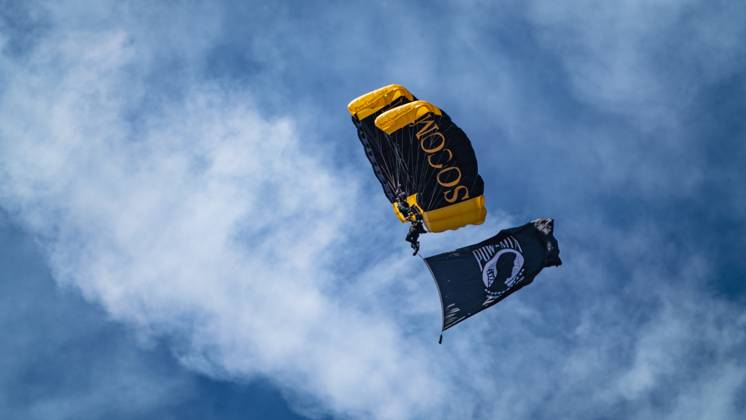 The U.S. Special Operations Command Para-Commandos perform a jump ...