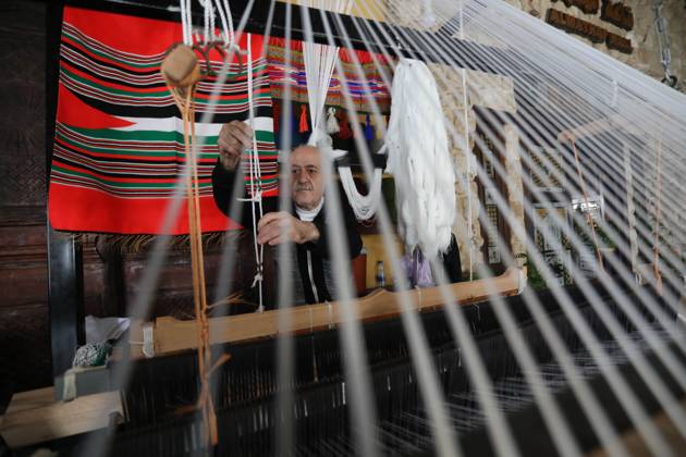 Palestinian man Akram al-Yaziji, 65, weaves on wooden loom Palestinian ...
