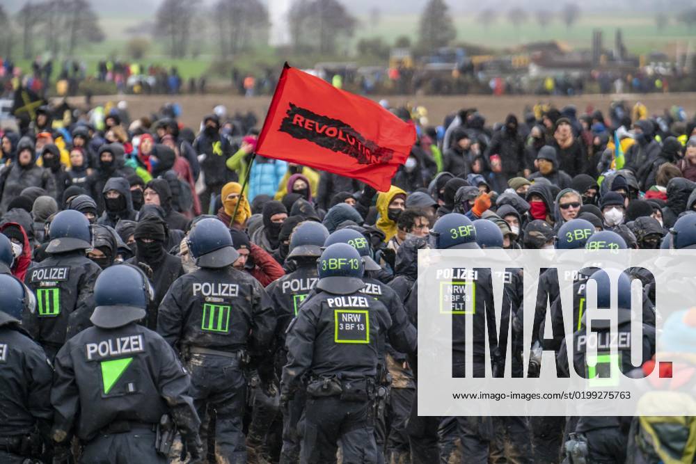 Gewalttätige Auseinandersetzungen zwischen Tausenden Demonstranten und ...