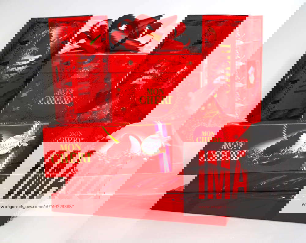 17.01.2023, Mehrere Packungen Mon Cherie Pralinen auf einem Tisch. Mon Cherie (Deutsch: Mein Lieblin