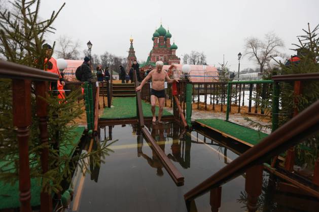 RUSSIA, MOSCOW - JANUARY 19, 2023: An Orthodox believer takes a dip in ...