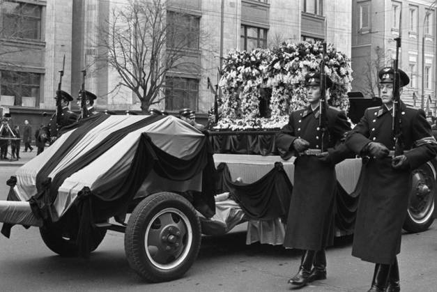 Moscow, USSR. The funeral procession with the ashes of Heroes of the ...