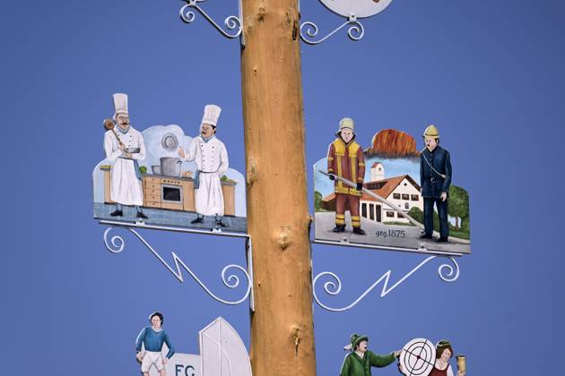 30 08 2022, Maypole in Bad Wörishofen, A traditional maypole shows on ...