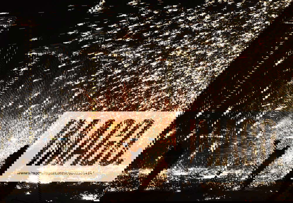 (230131) -- LINXIA, Jan. 31, 2023 -- Folk artists play iron flowers , a ...