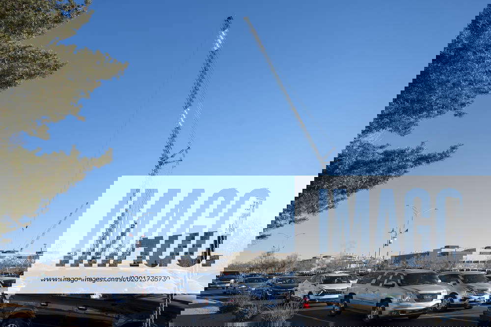 Albuquerque, USA: ALBUQUERQUE JOURNAL .A giant crane towers over Rio ...