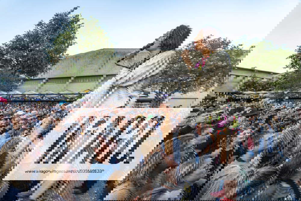 Leah Fay of July Talk Leah Fay, Singer of the canadian alternative rock ...