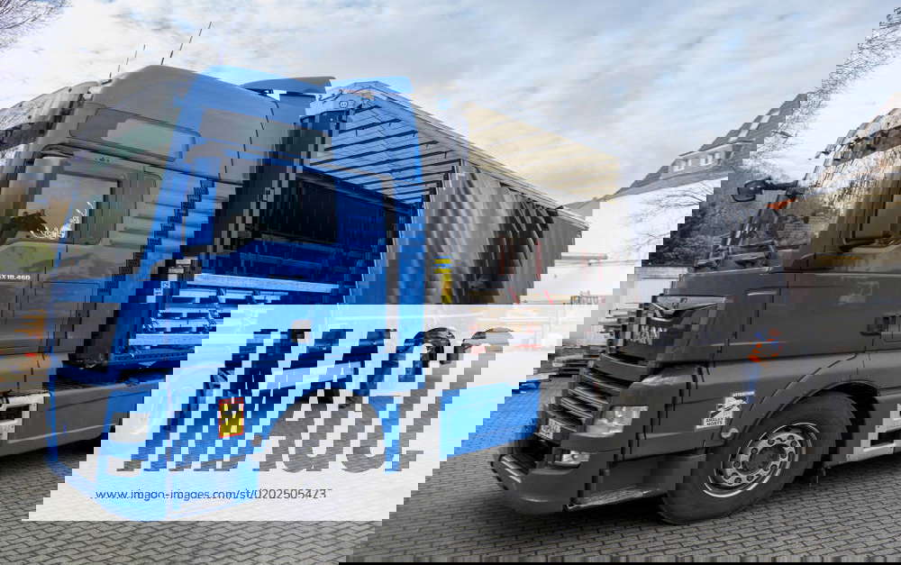 Güterverkehr, Berufskraftfahrer beim öffnen der LKW-Plane in der ...