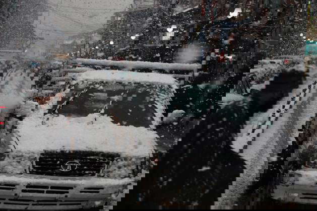 Heavy Snowfall In Kashmir People walk as vehicles move amid heavy ...