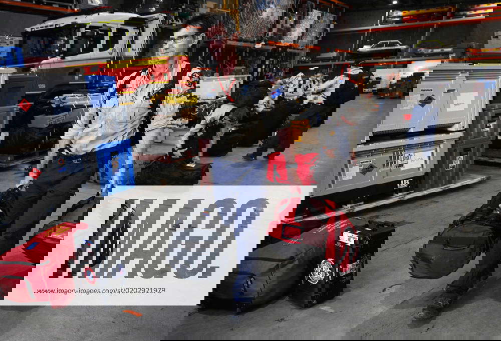 AUSTRALIAN QFES NZ CYCLONE DEPLOYMENT, Members of the Queensland Fire ...