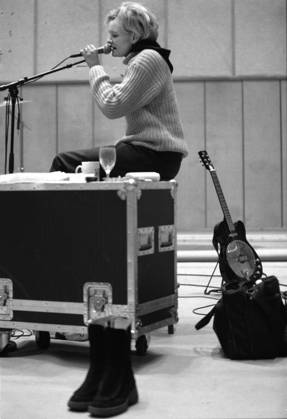 STOCKHOLM 11 MARCH 1999 Eva Dahlgren will release her first album since 1991 En blek blondins