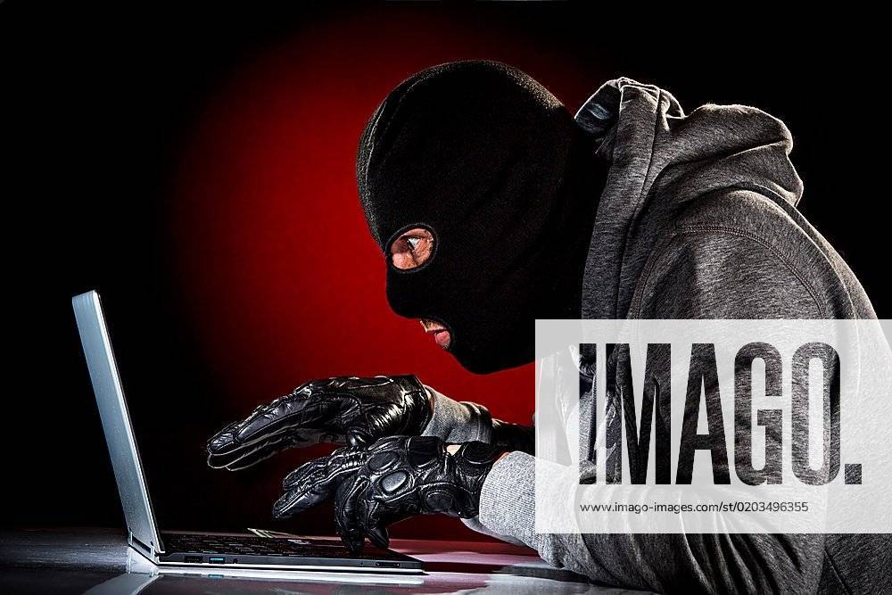 Häcker ÊIn einer Maske mit laptop