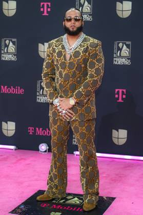 Dominican rapper El Alfa poses on the magenta carpet of the Lo Nuestro ...