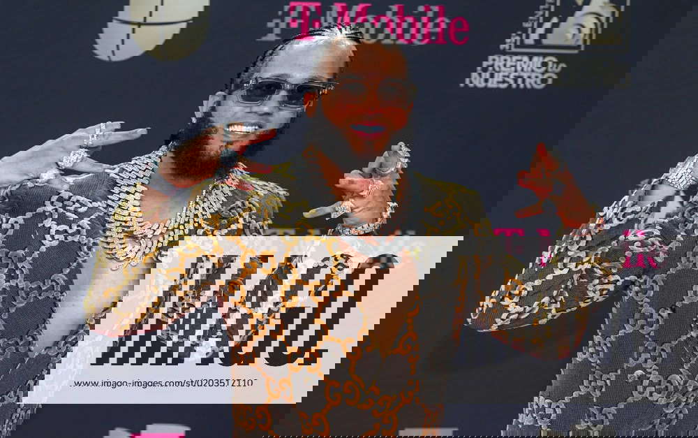 Dominican rapper El Alfa poses on the magenta carpet of the Lo Nuestro ...