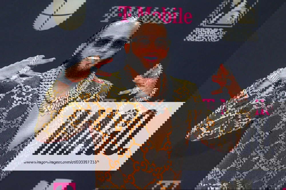 Dominican rapper El Alfa poses on the magenta carpet of the Lo Nuestro ...