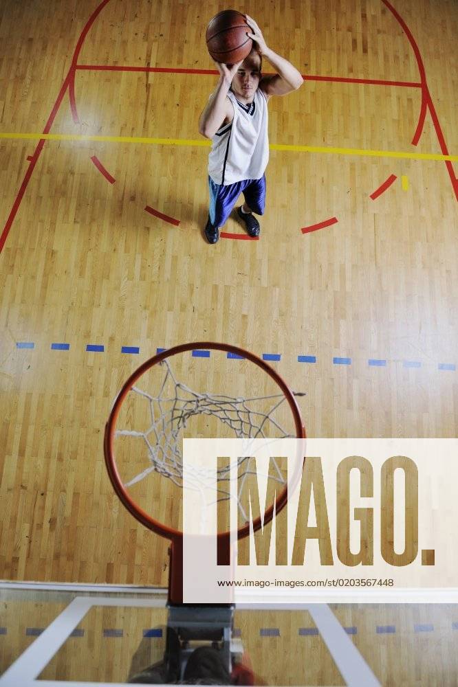Korbball Spiel playeer Dreharbeiten am Korb indoor ÊIn Fitnessstudio