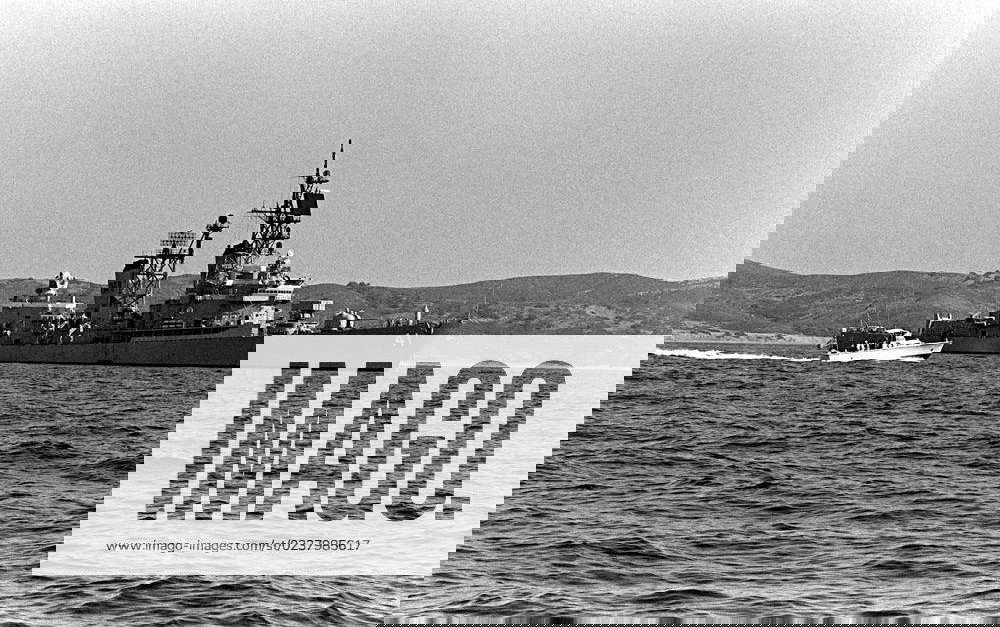 Starboard bow view of the guided missile destroyer USS KING (DDG-41 ...