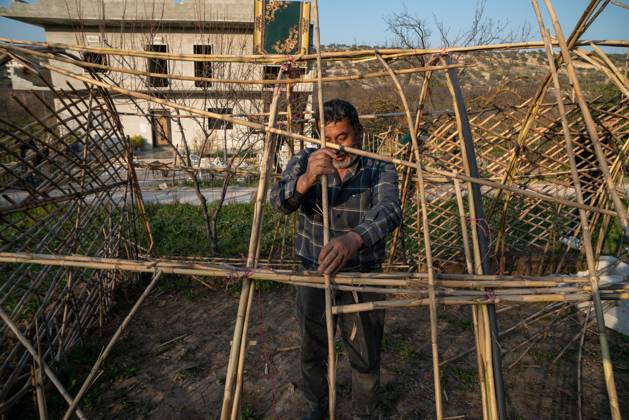 Syria, Idlib, fleeing homes after the earthquake. A man builds a tent ...
