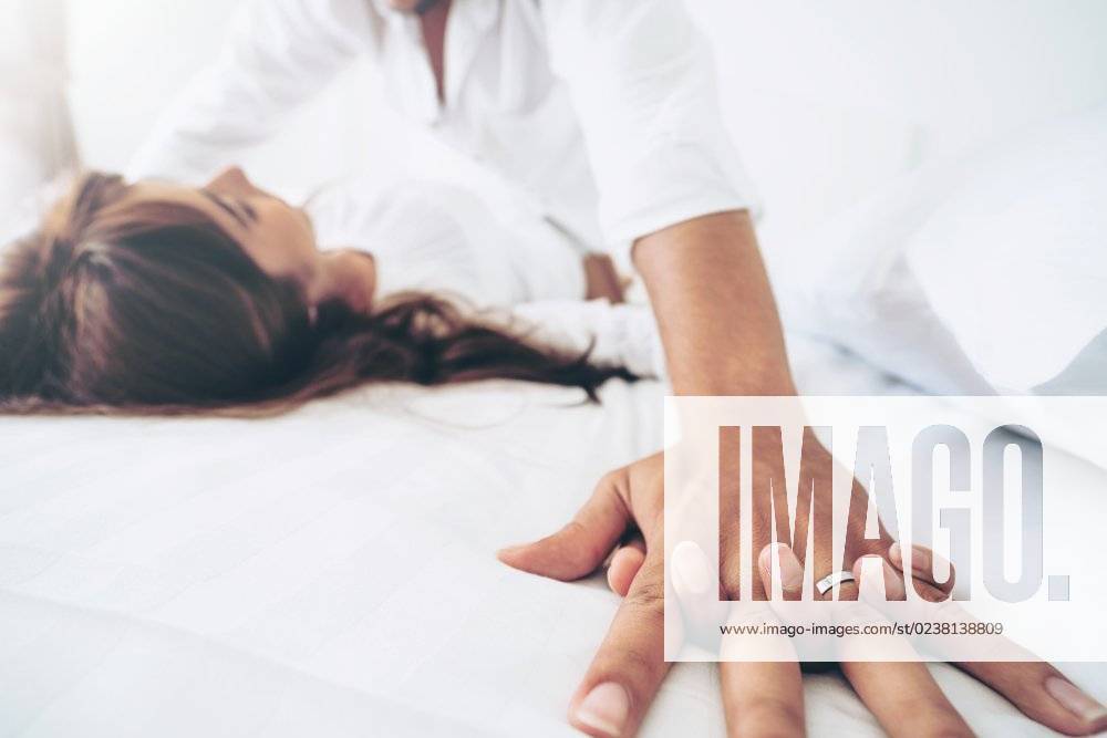 Romantisch Liebe des intim Jung couple ÊIn Heimat Schlafzimmer foreplay ...