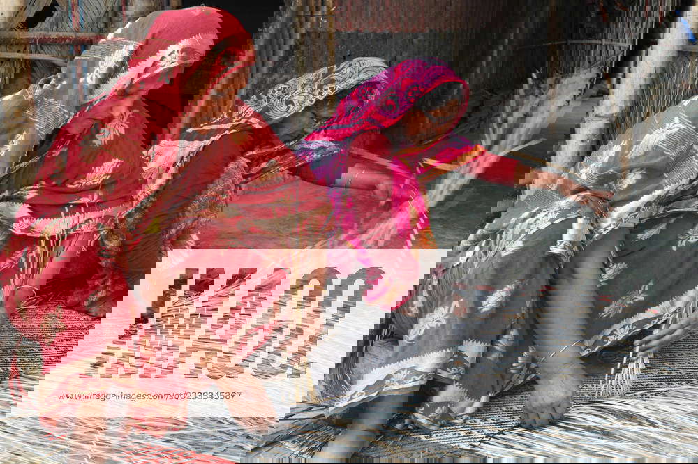 : Balagonj, Sylhet, Bangladesh : Rina Begum and Rehana Beguma weaves ...