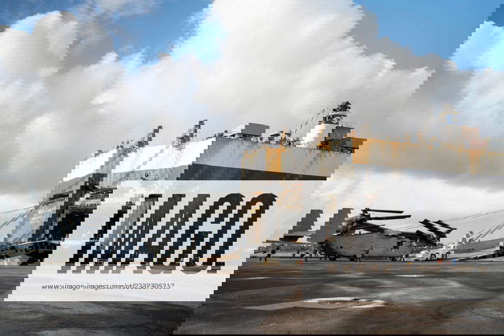 U.S. Marines with Marine Medium Tiltrotor Squadron 364, Marine Aircraft ...