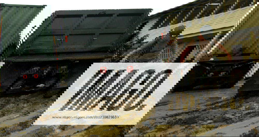 040615-F-6335P-014. Complete Scene Caption: US Navy (USN) PETTY Officer ...