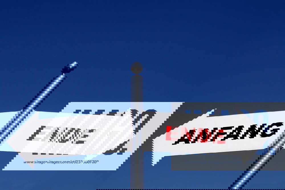 Schilder weisen in gegensaetzliche Richtungen, Anfang - Ende signposts ...