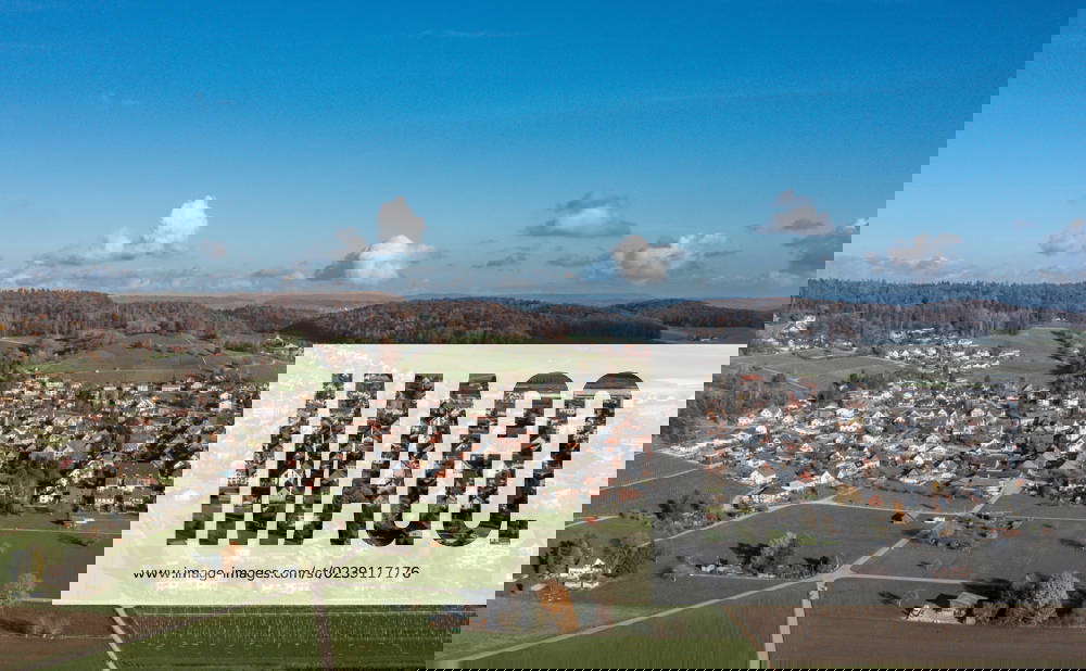 Herbstlicher Blick aus der Vogelperspektive auf die Gemeinde Rafz im ...