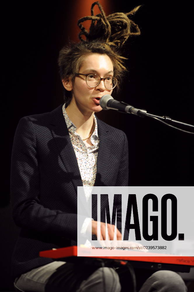 Die deutsche Liedermacherin Marie Diot auf Zeche Zollverein in Essen ...