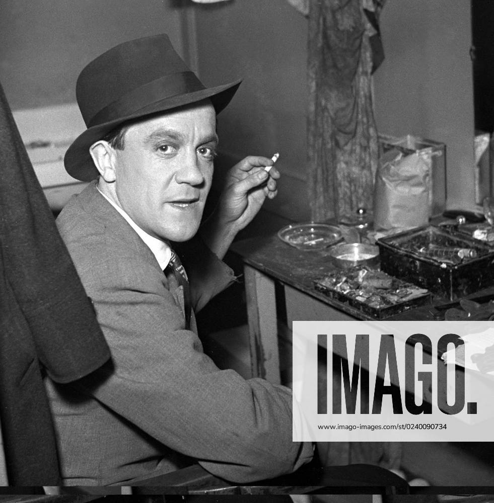 HISTORICAL PHOTOS Oslo 194705 Actor Arvid Nilsen on Chat Noir Smoking ...