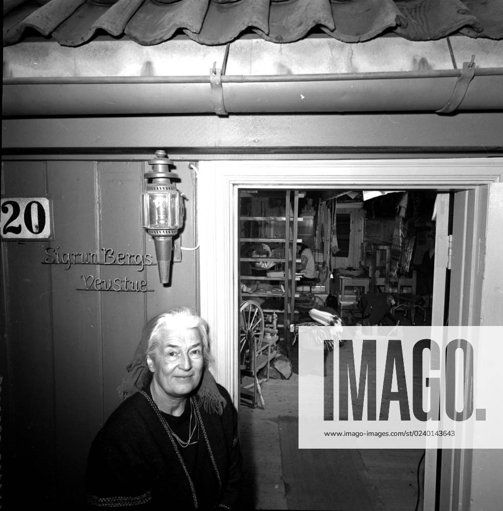 Historical pictures Oslo 1963 On a visit to the weaving room of the ...