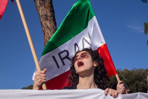Italy: Iranian students protest in Rome A young Iranian girl protests ...