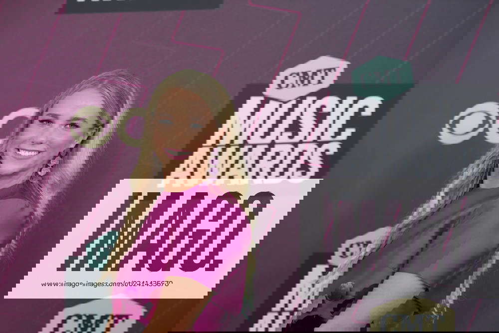 Austin, TX, United States: Singer AVERY ANNA walks the red carpet at ...