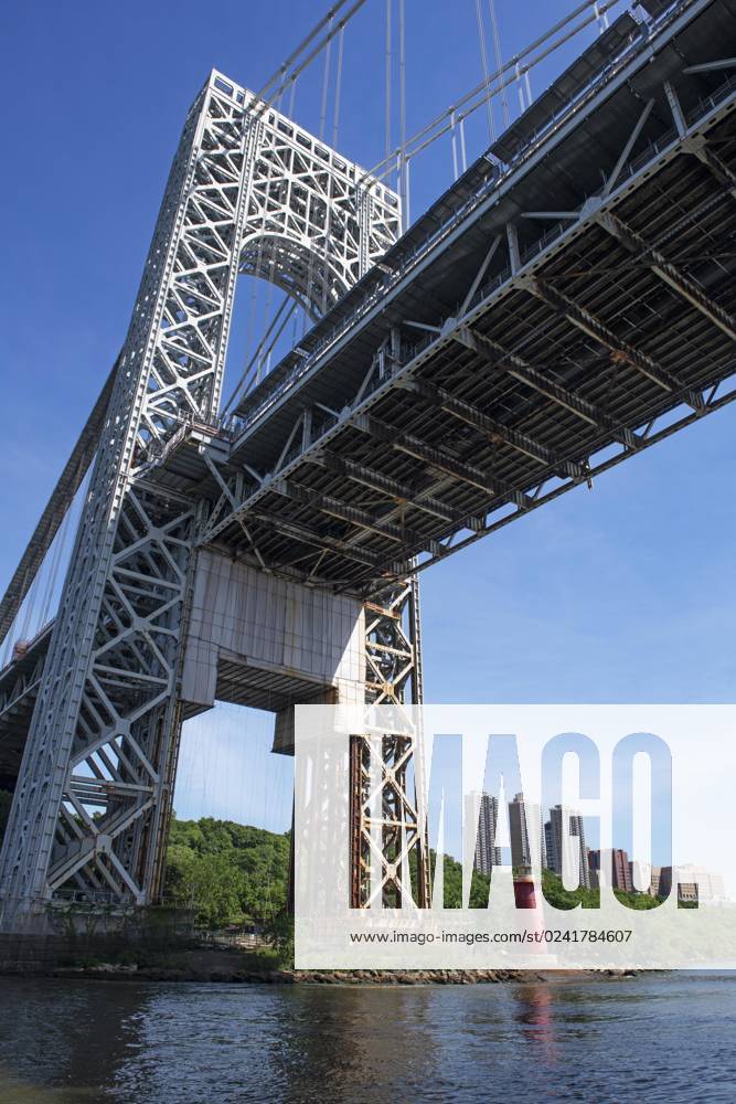 George Washington Bridge, Little Red lighthouse, Harlem, Manhattan, New ...