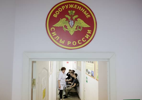 RUSSIA, SVERDLOVSK REGION - : A Russian Army conscript undergoes ...