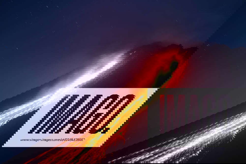 News Bilder des Tages Active Volcano Mount Merapi Spews Pyroclastic ...