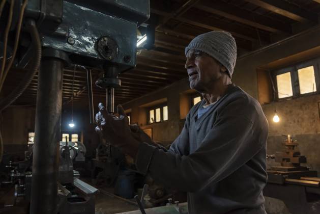 Srinagar, India: A Labourer operates a machine inside a Gun factory in ...