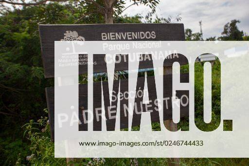 Sign saying the inscription: Bienvenidos Parque Nacional Cotubanama ...