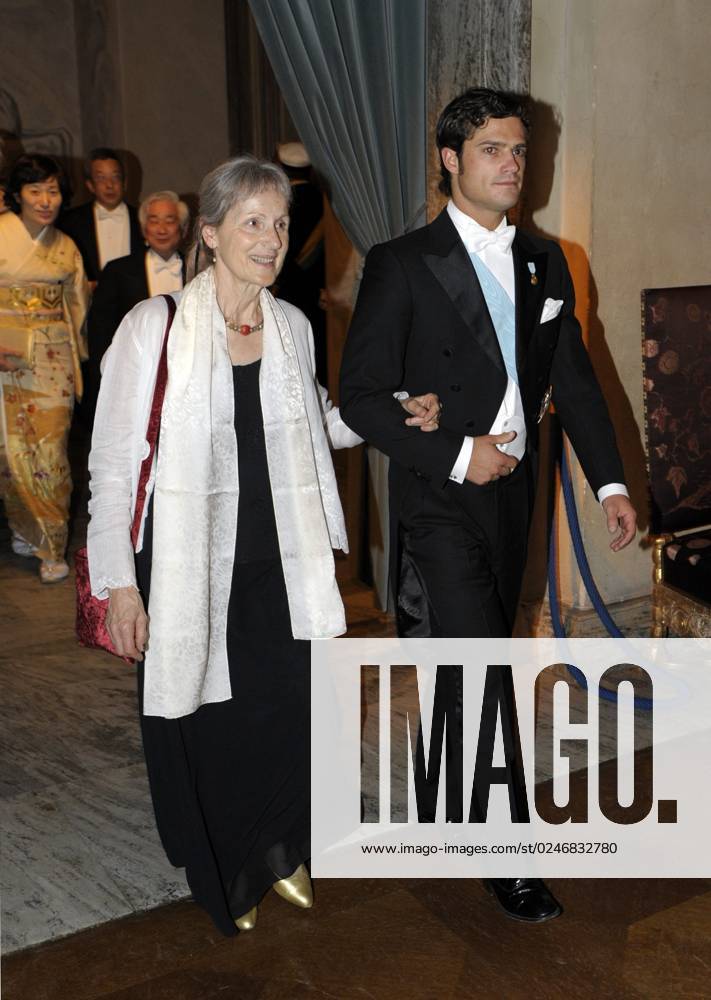 STOCKHOLM 20081210 Ms. Wendy Tsien together with Swedish Prince Carl ...