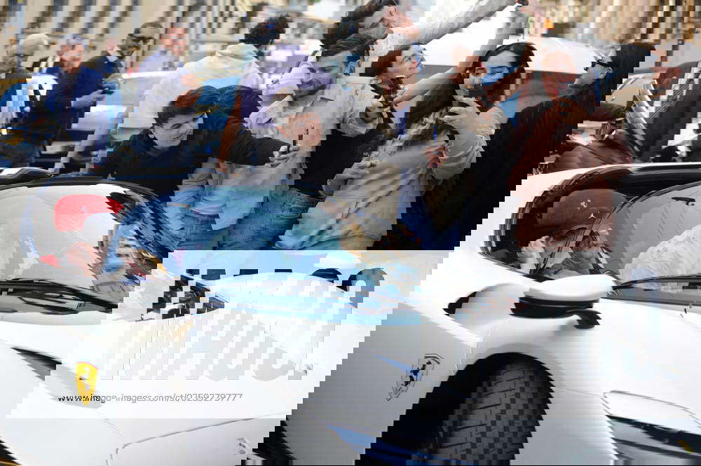 Zlatan Ibrahimovi Takes Pictures With His Fans In His Ferrari - Milan ...