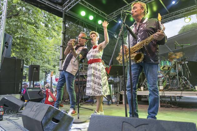 Singer and guitarist Frank Preissler, singer Simone Bogen, singer and ...