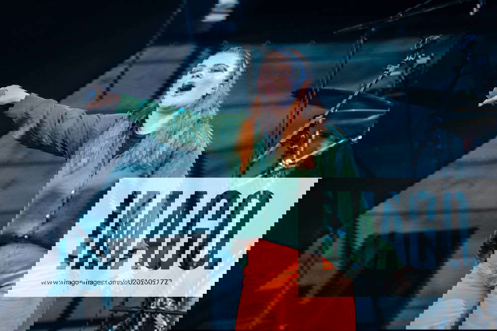 Loi The singer LOI Leonie Greiner during a performance at the Kiel town ...