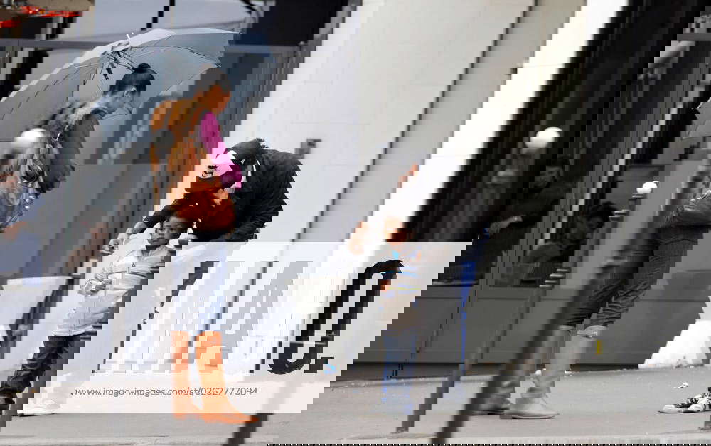 Singer Ayo And Family Sighting - Paris German-born singer Ayo, her ...