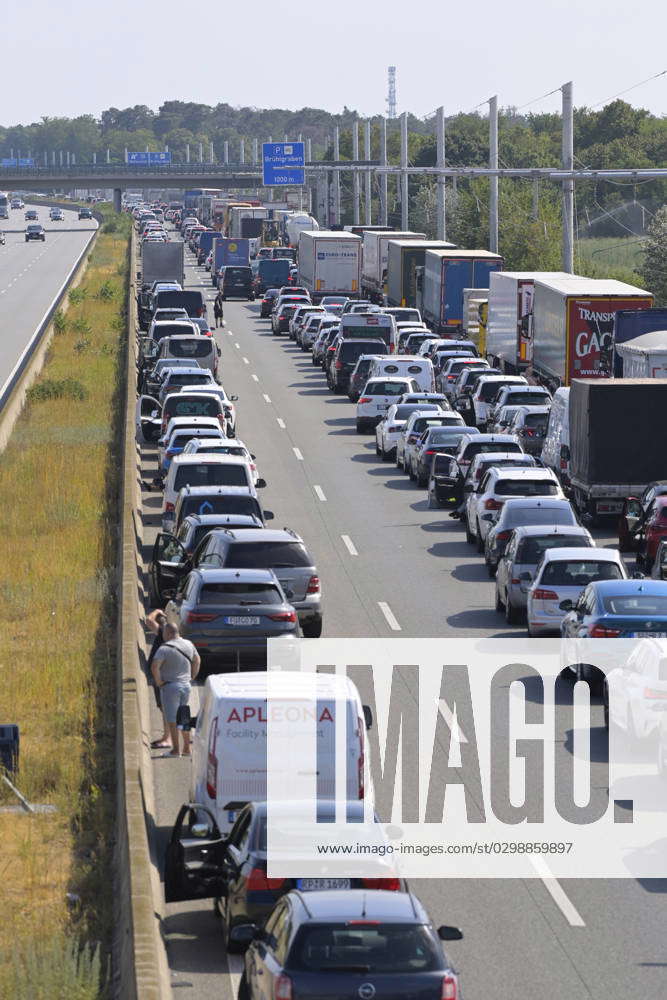 11 07 2023 Approx. 7 km traffic jam with emergency lane on the four ...