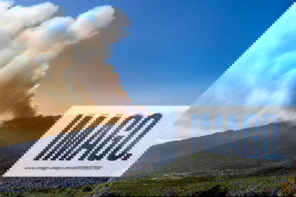 Forest Fire In Canary Islands Smoke caused by the flames of the La ...