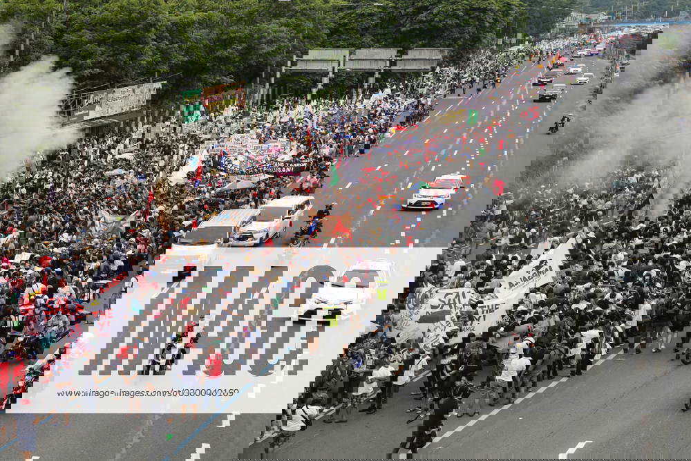 Quezon, Metro Manila, Philippines: Protesters burn an effigy of ...