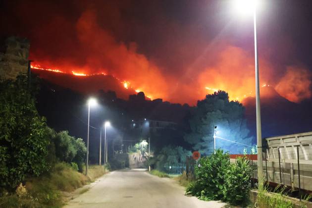FIRE EMERGENCY ROMITELLO DESTROYED BY FLAMES HOLIDAY makers EVACUATED ...